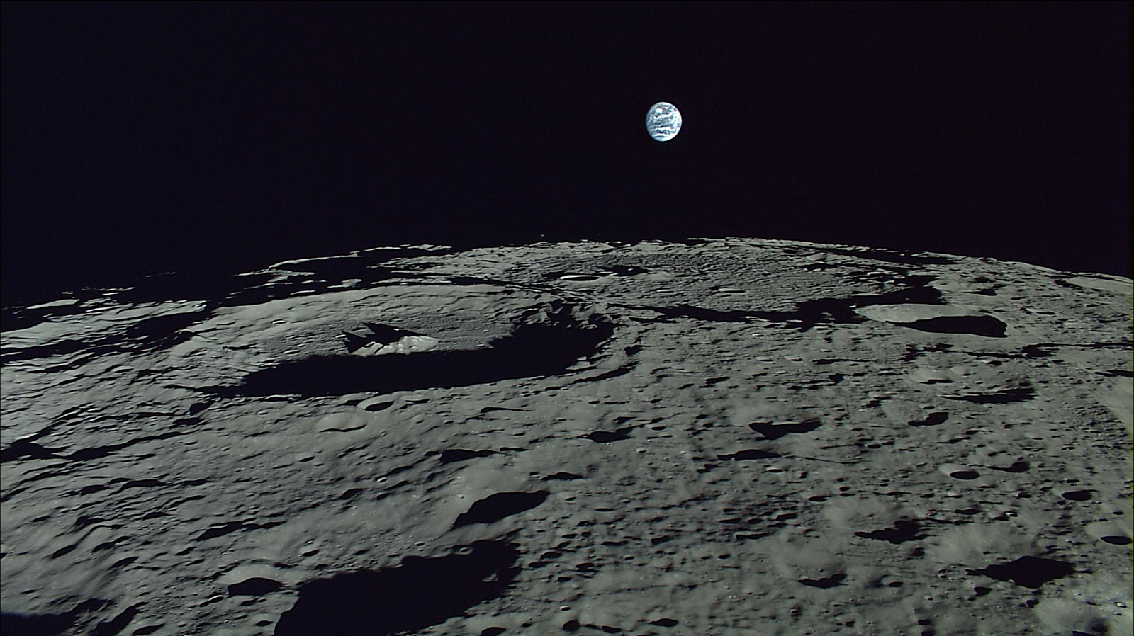 Artist Converts Lunar Photos into 4-Hour Real-Time Orbit Around the ...