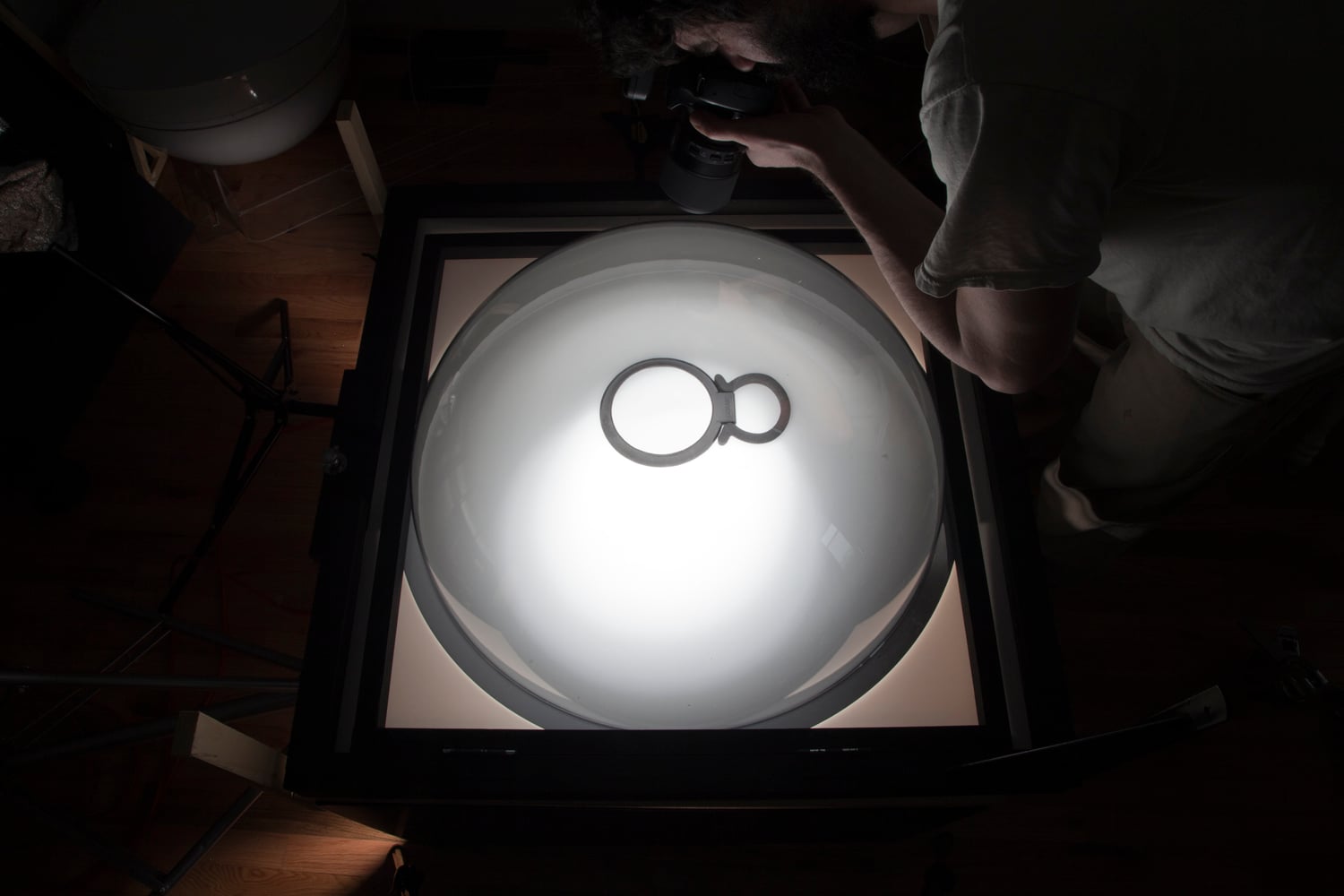 Photographer Invents Clever Reflection-Blocking Box for Shiny Products ...