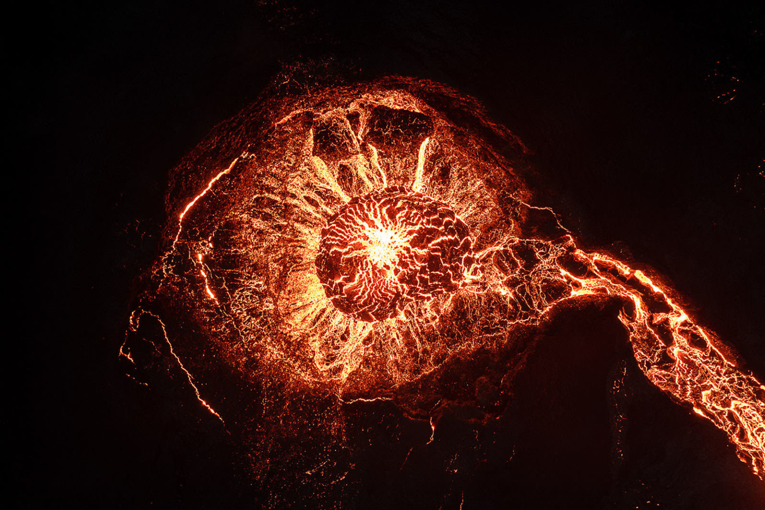 My Journey in Photographing Iceland's Volcano Eruption Over 10 Weeks ...