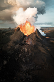 My Journey in Photographing Iceland's Volcano Eruption Over 10 Weeks ...