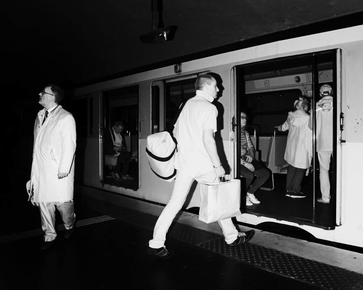 Using an Infrared Flash for Stealthy Street Photography | PetaPixel