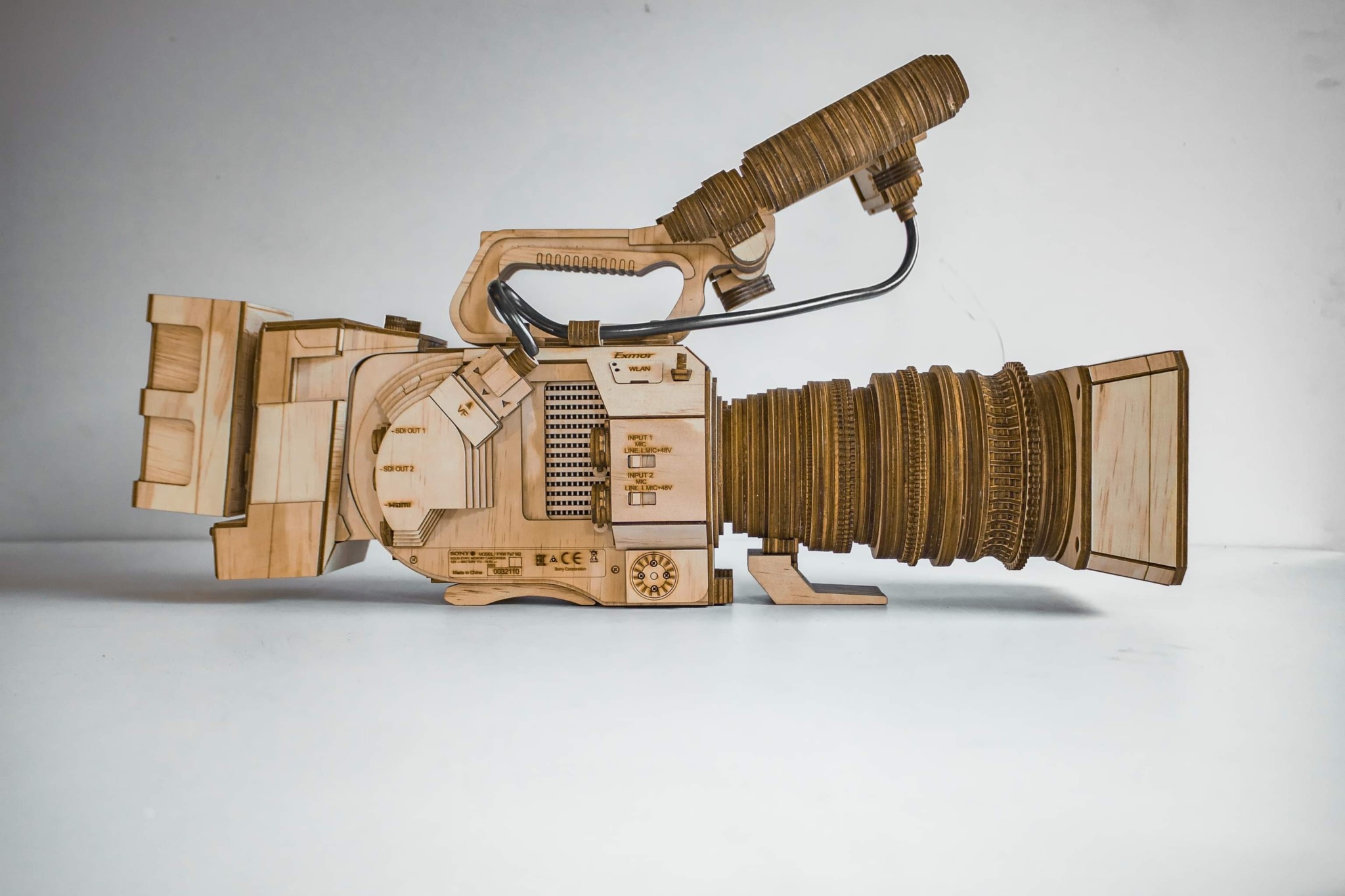 This Talented Artist Custom Makes Incredibly Detailed Wooden Cameras ...