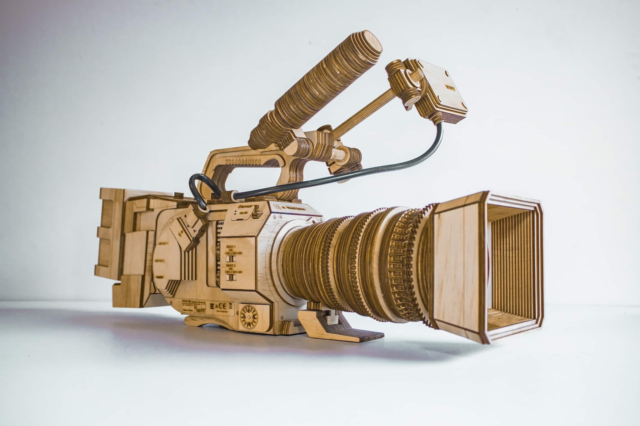 This Talented Artist Custom Makes Incredibly Detailed Wooden Cameras ...