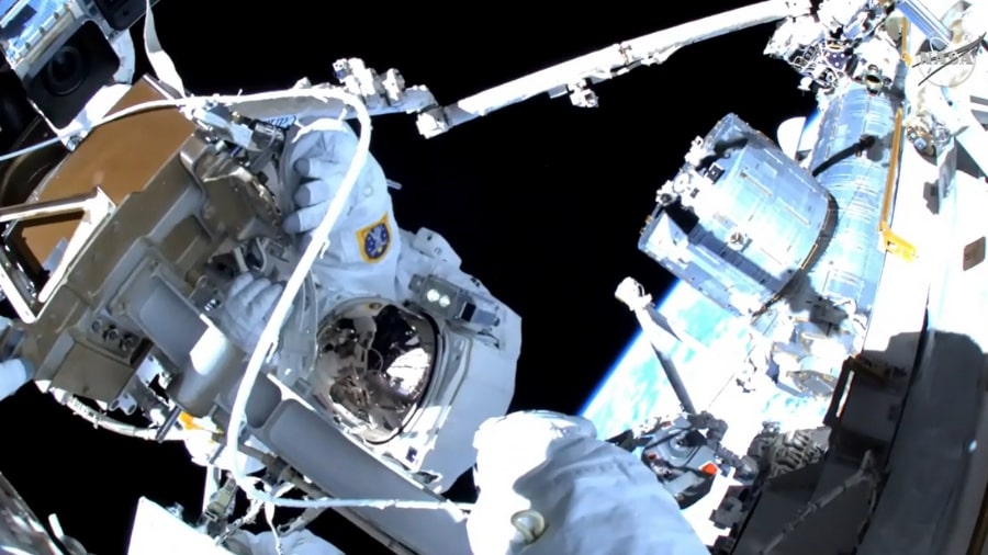 Photographer Spots Astronauts on Spacewalk Outside ISS from Earth ...