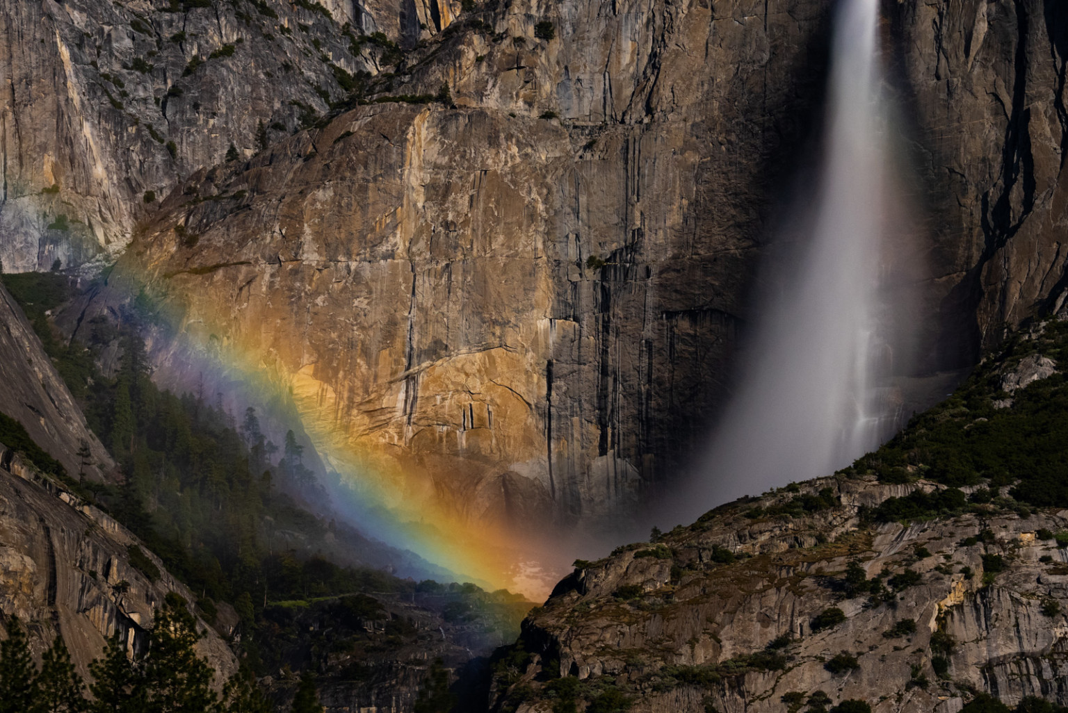 Photographing Moonbows at Night in Yosemite National Park | PetaPixel