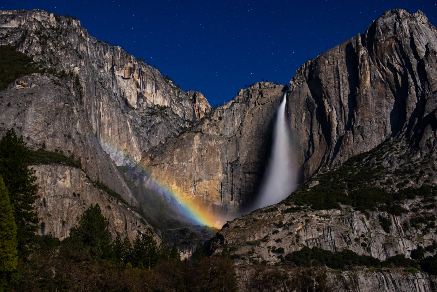 Photographing Moonbows at Night in Yosemite National Park | PetaPixel