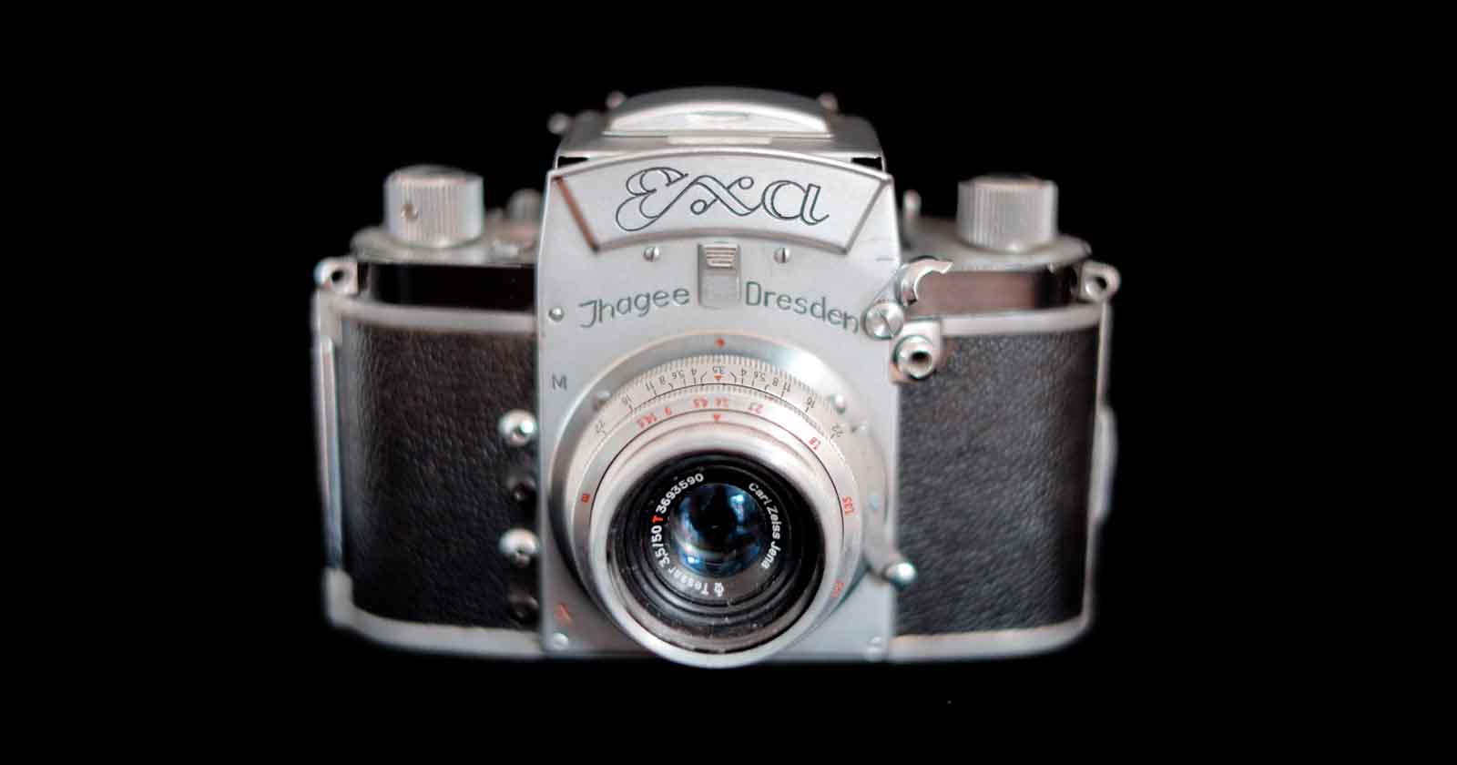 Photographer Creates the World's Darkest Photo Backdrop | PetaPixel