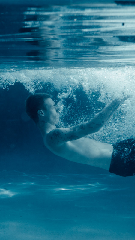 Photographer Uses Fish Tank as Camera Housing for Underwater Photos ...