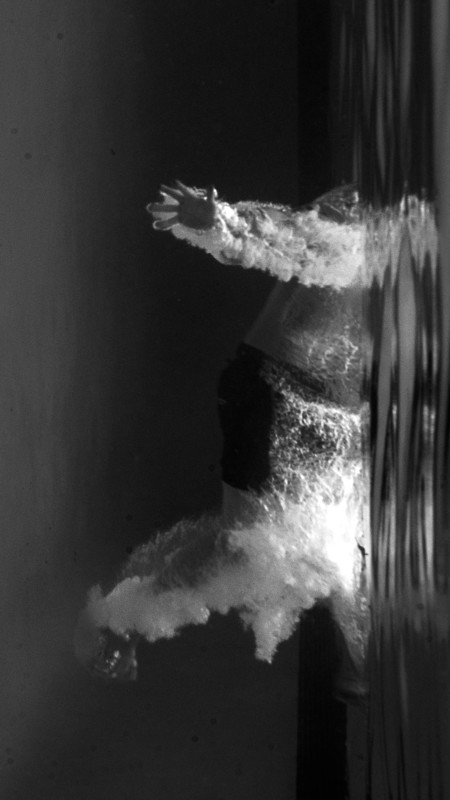 Photographer Uses Fish Tank as Camera Housing for Underwater Photos ...