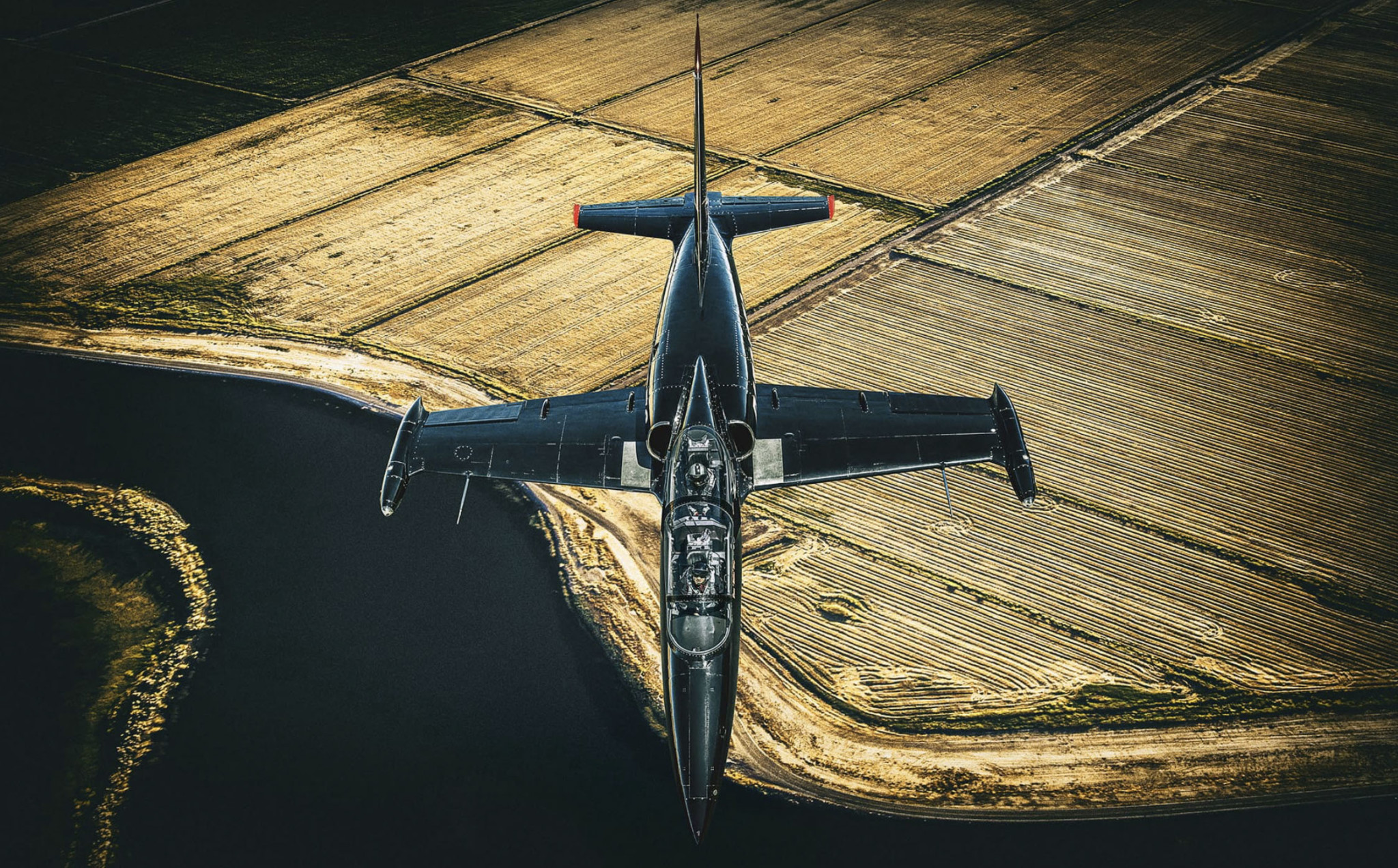 Photographer Recreated The Iconic Top Gun Jet-to-Jet Photo Scene ...