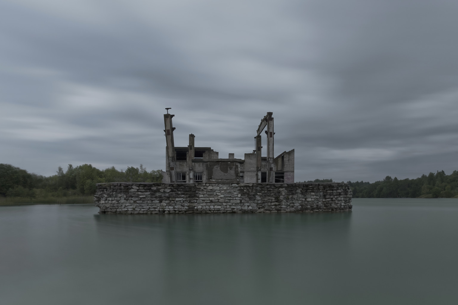 Photographers Dive into an Abandoned Underwater Prison | PetaPixel