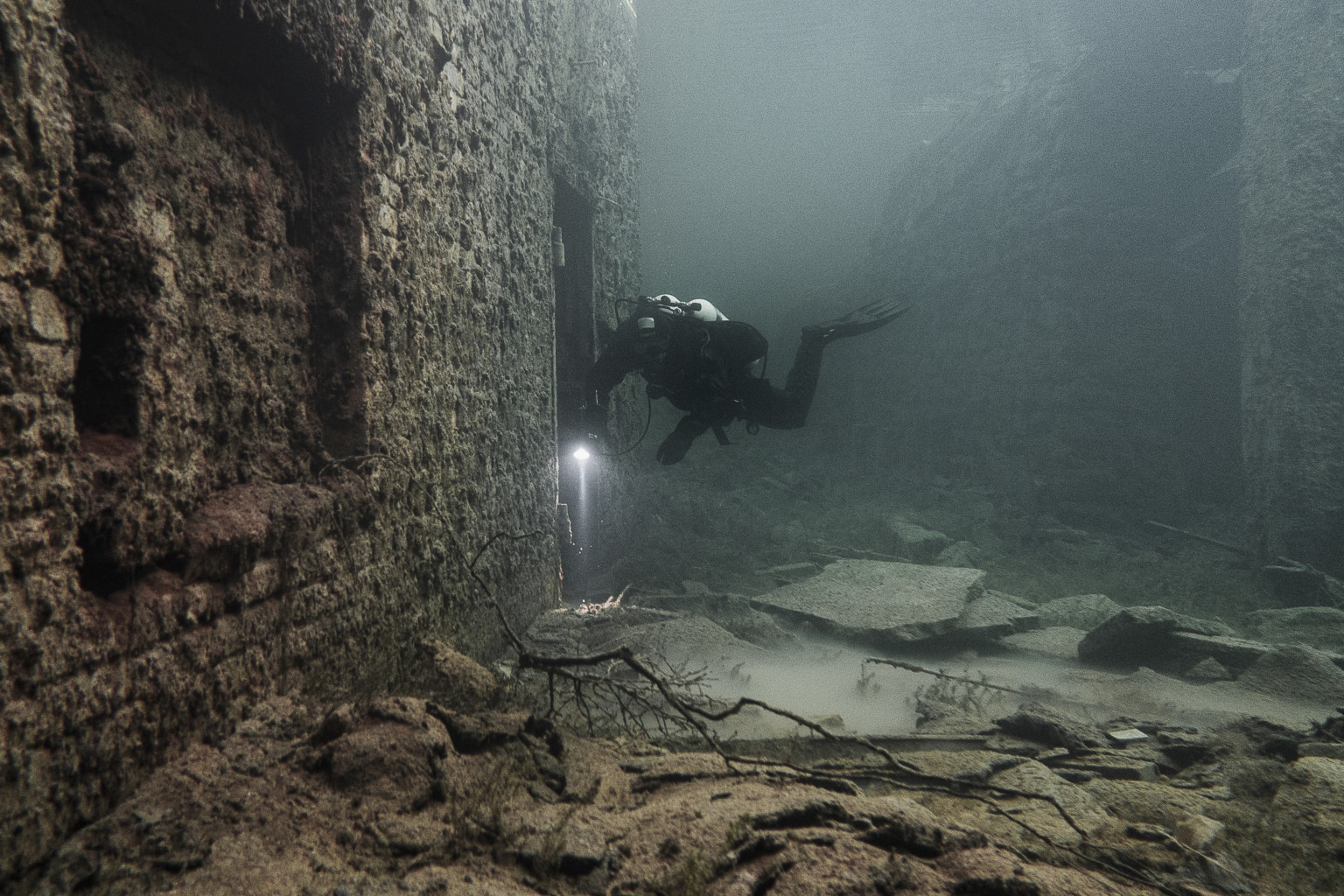 Photographers Dive into an Abandoned Underwater Prison | PetaPixel