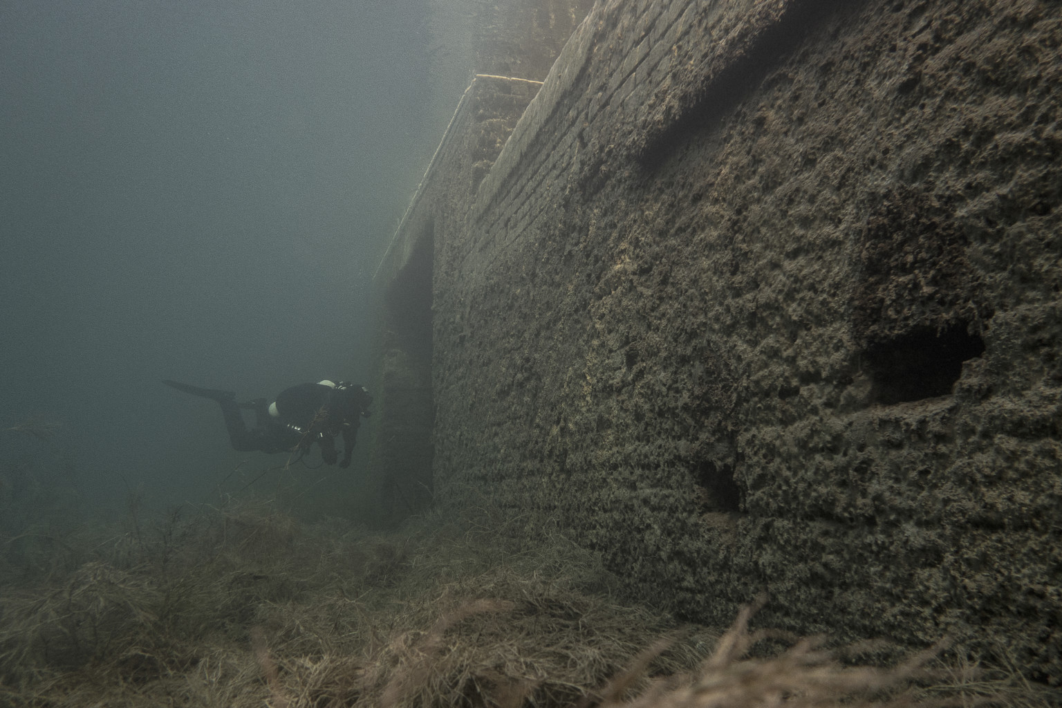 Photographers Dive into an Abandoned Underwater Prison | PetaPixel