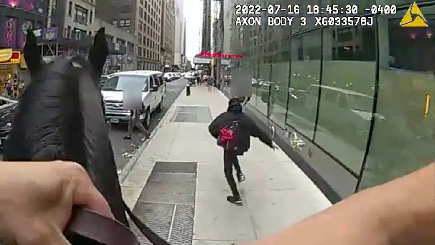 Footage of NYPD Cop on Horseback Chasing Suspect in Times Square ...
