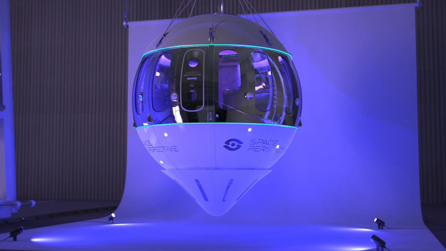 A Closer Look at the Capsule Making Space Photo Tourism a Reality ...