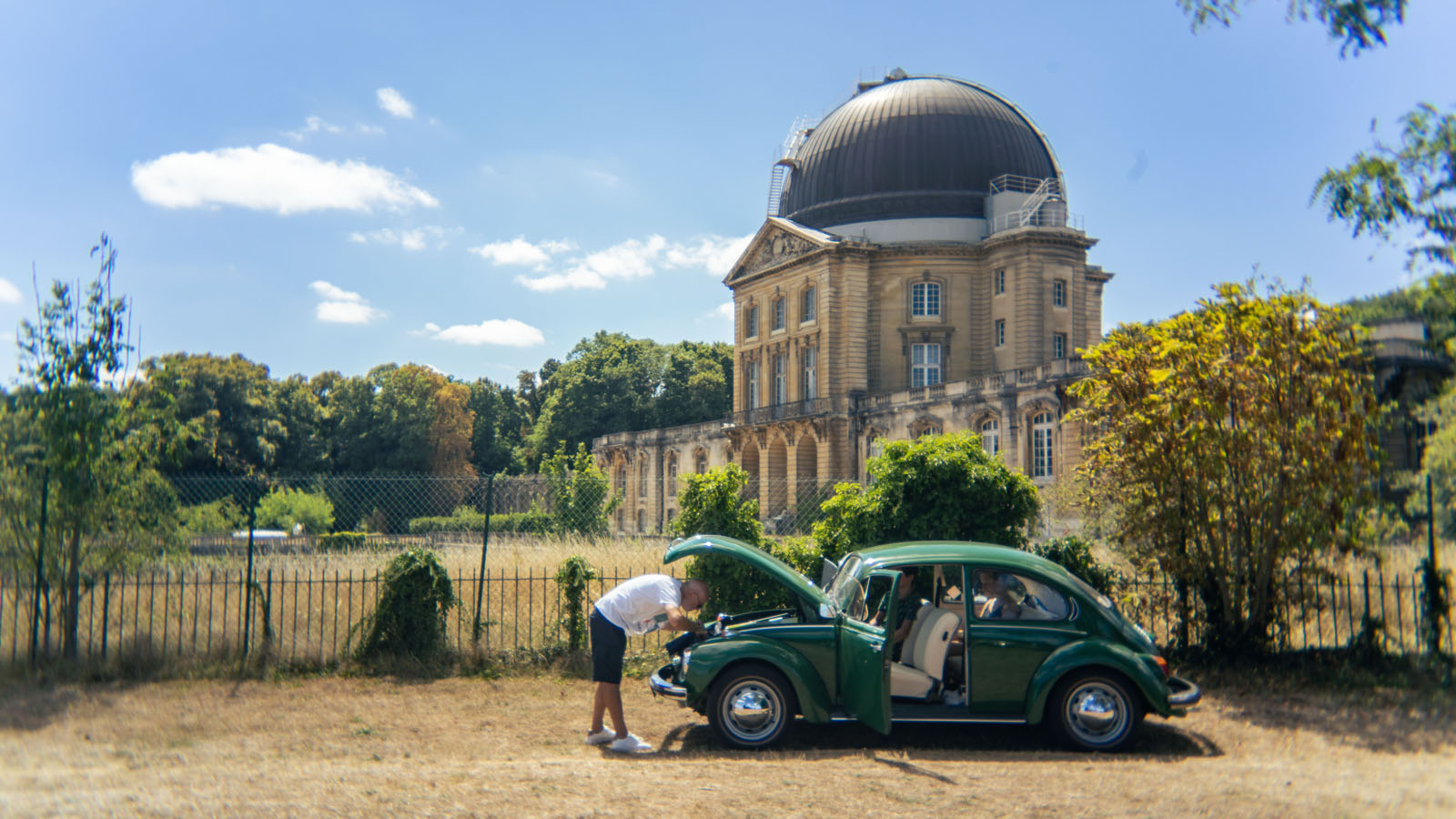 Photographer Recreates the 90s Look with a DIY Disposable Camera Lens ...