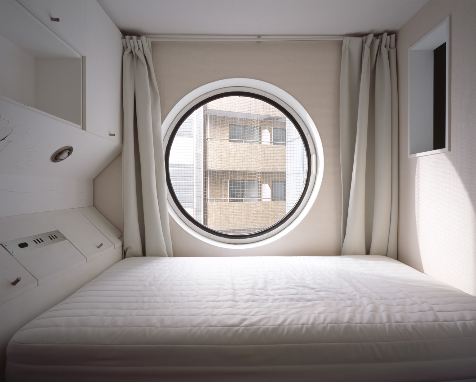 Photographer’s Decade Long Series on the Iconic Capsule Tower in Tokyo ...