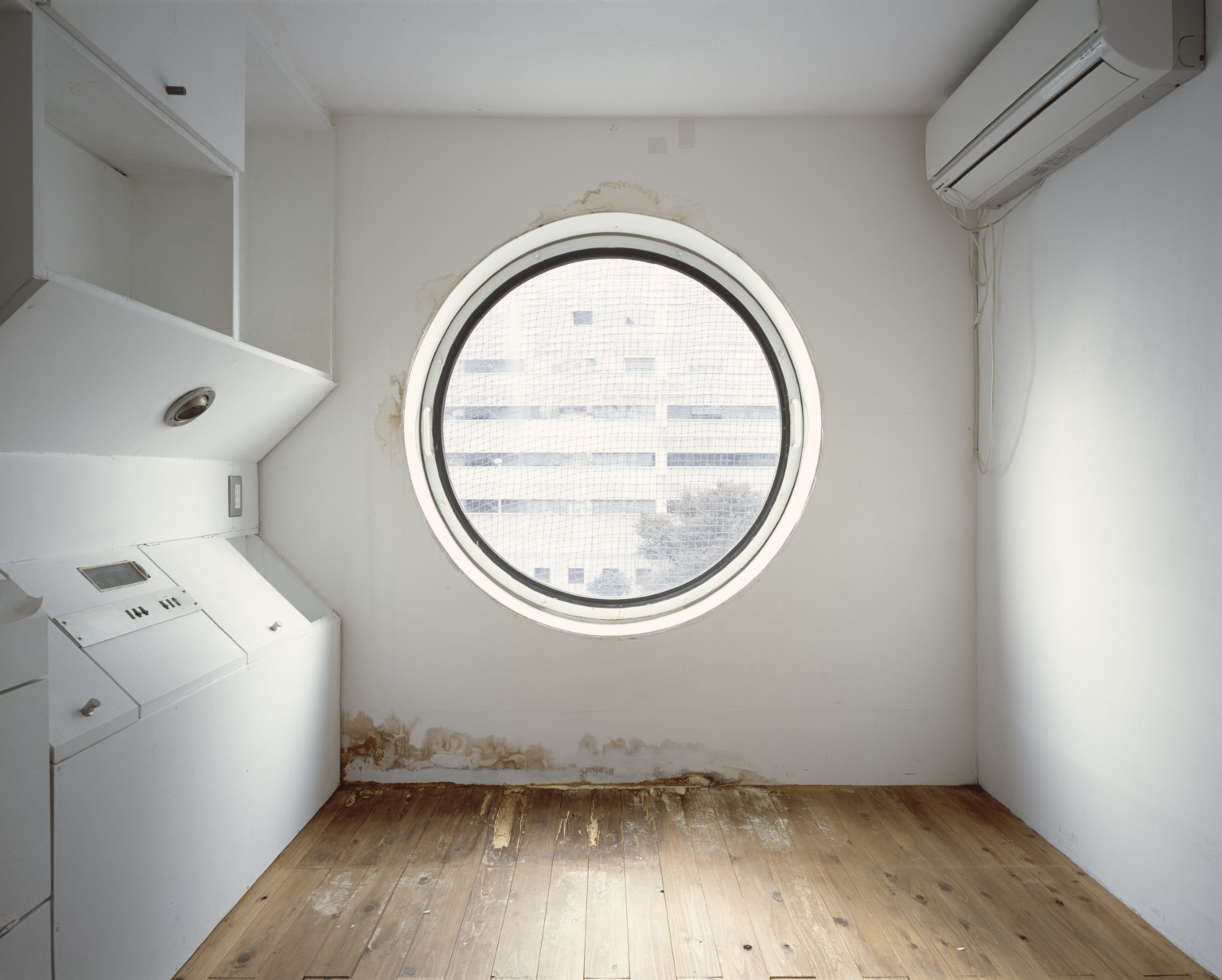 Photographer’s Decade Long Series on the Iconic Capsule Tower in Tokyo ...