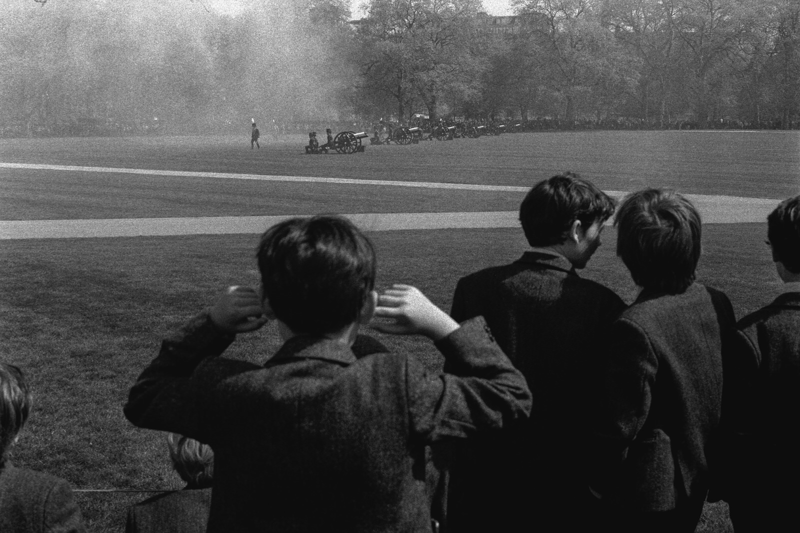 The Benefit to Being Conspicuous While Photographing | PetaPixel