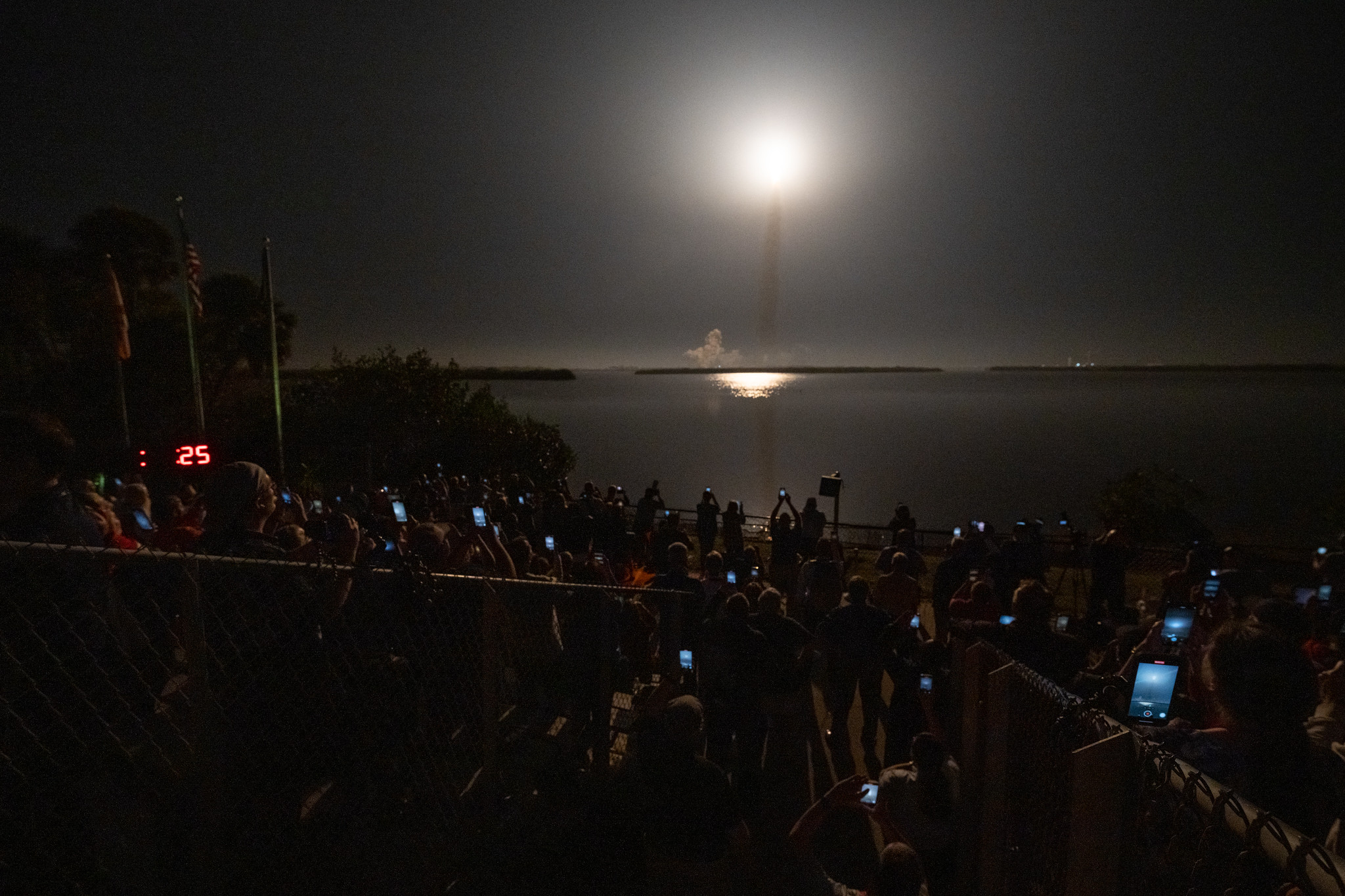 Jaw-Dropping Photos of NASA’s Historic Artemis 1 Launch | PetaPixel