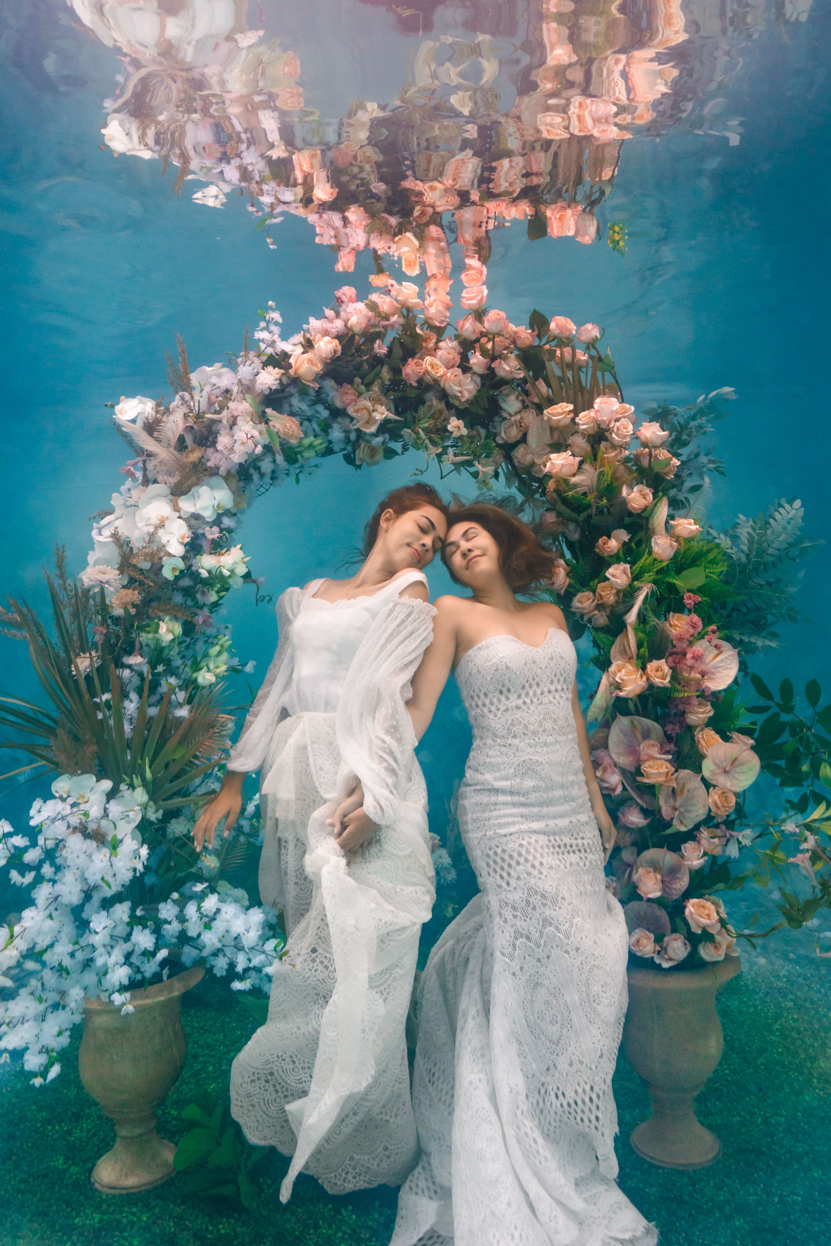 Gorgeous Underwater Garden Photo Shoot is 'Bridgerton Meets Coral Reef ...