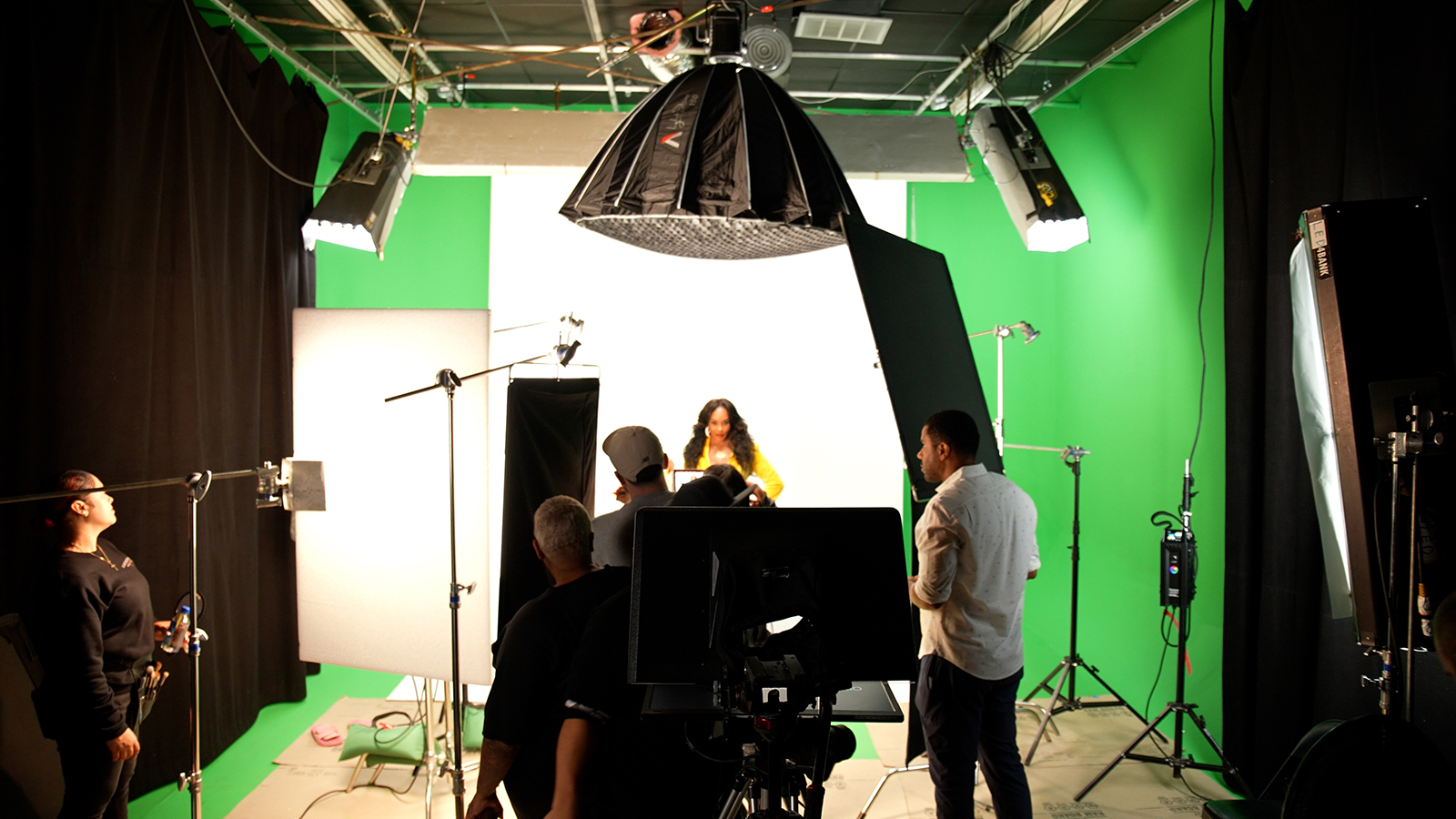 How to Successfully Use Constant Lights for Commercial Portraiture | PetaPixel