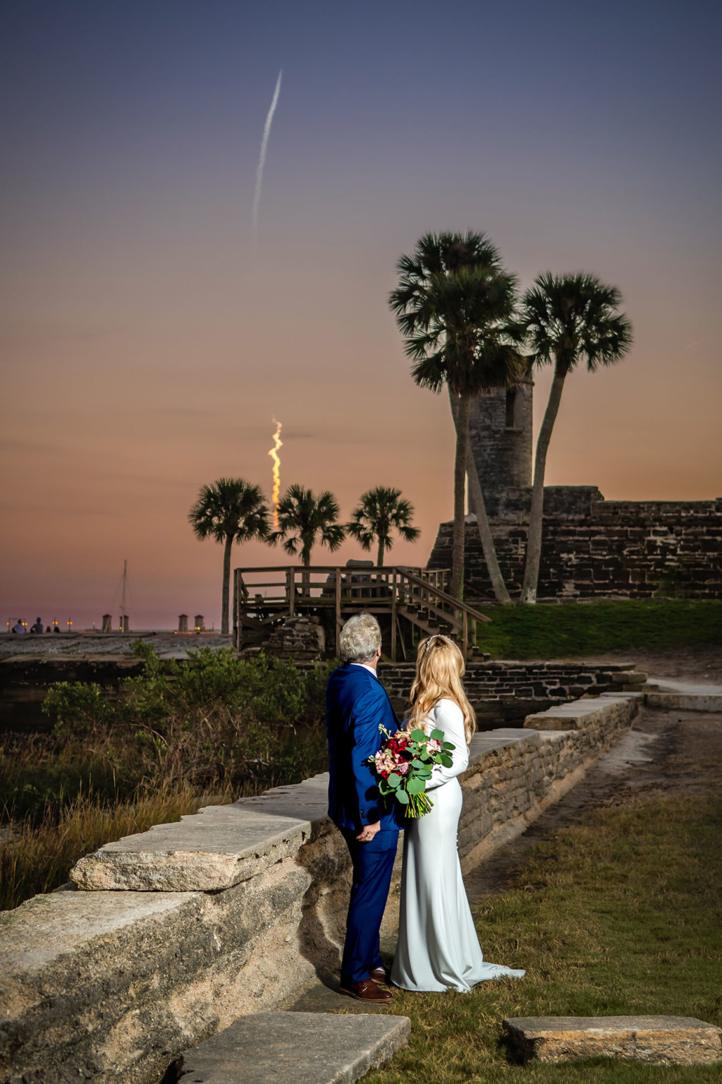 SpaceX Rocket Photobombs Couple's Wedding Picture | PetaPixel