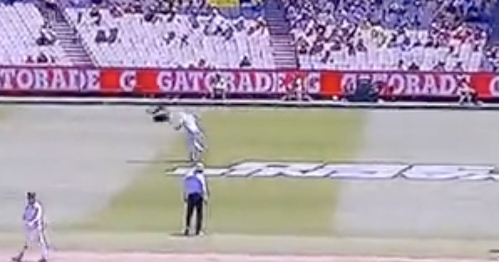 flying-camera-hits-sportsman-during-live-game-trendradars