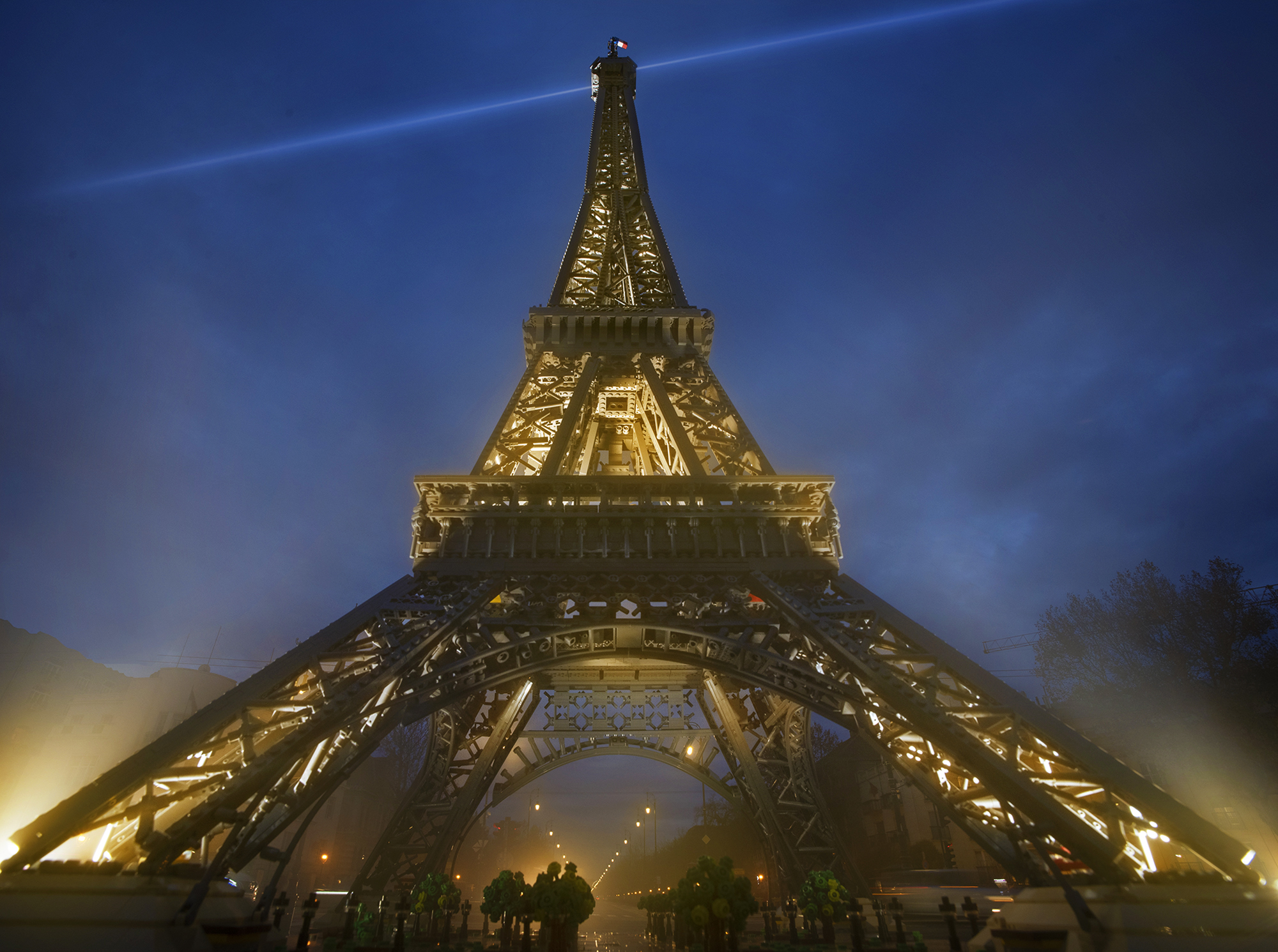 Photographer Uses 10K Lego Pieces to Make a Super-Realistic Eiffel ...