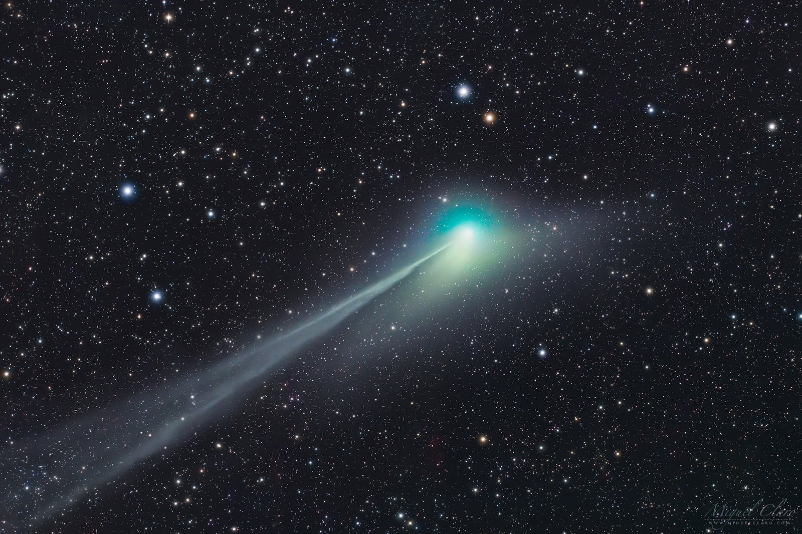 Stunning Photos of Comet with Broken Tail Streaking Through Solar ...