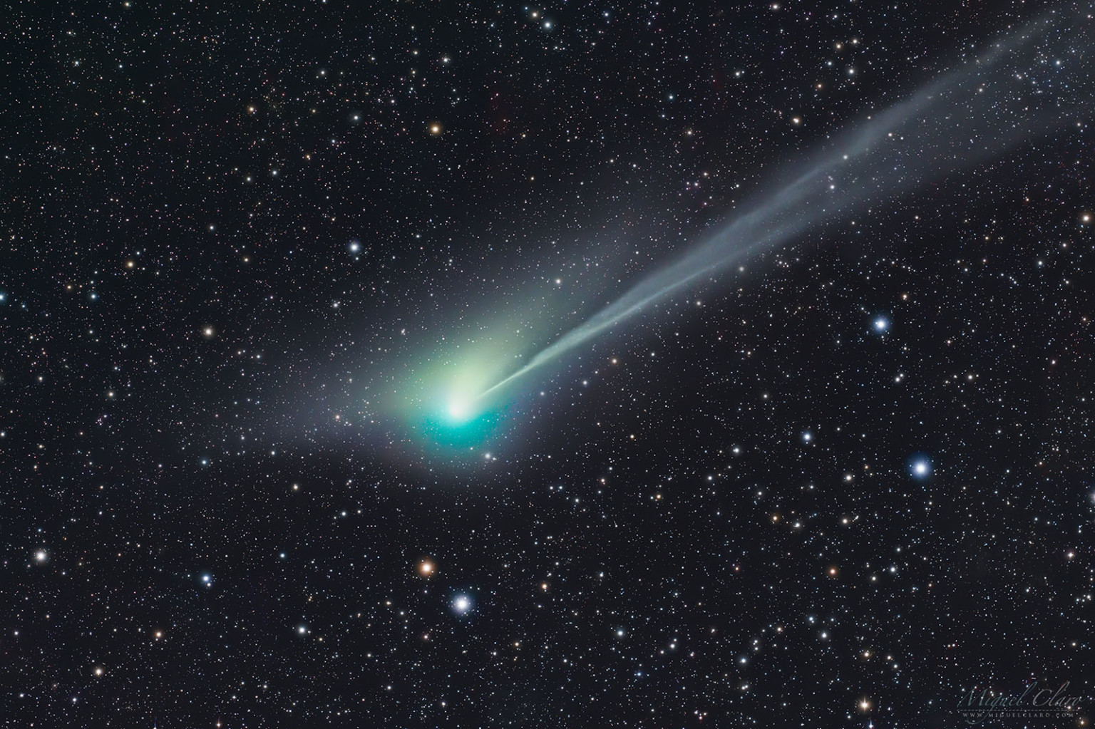 Stunning Photos of Comet with Broken Tail Streaking Through Solar ...