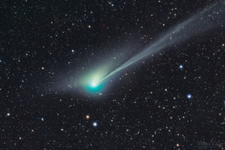 Stunning Photos of Comet with Broken Tail Streaking Through Solar ...