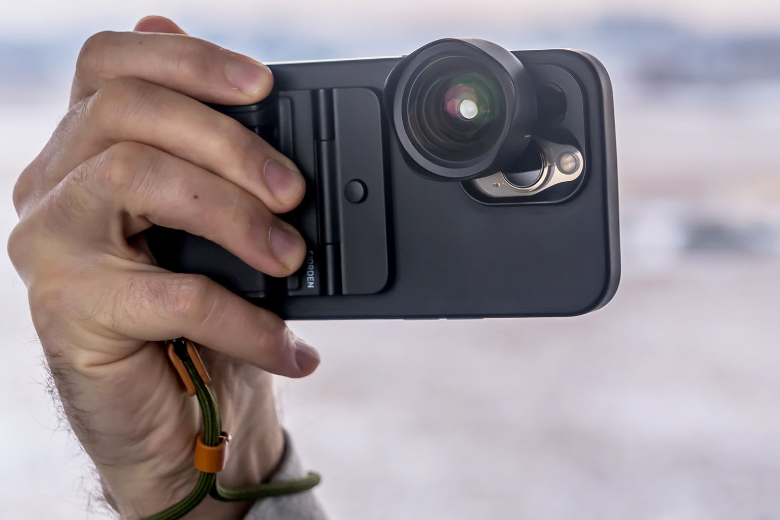 Fjorden Grip Review: Convenient One-Handed iPhone Photography | PetaPixel
