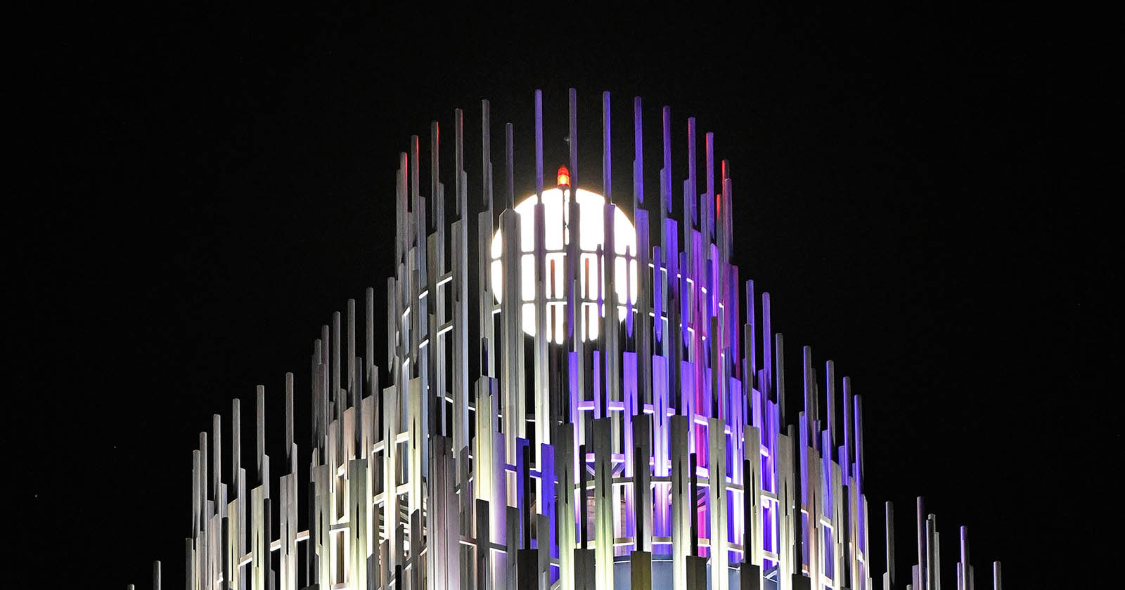 Capturing the Moon in the 'Crown' of the Bank of America Headquarters ...