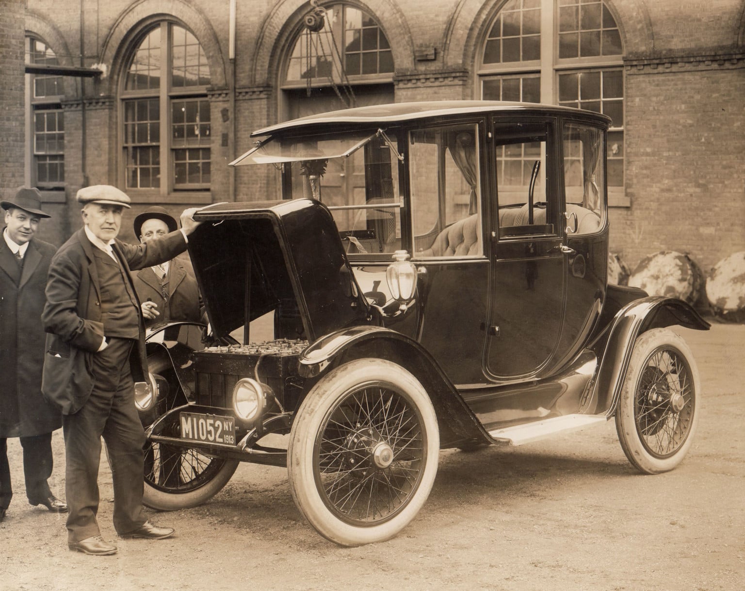 Victorian-Era Photos Prove Electric Cars Were Popular Way Before Tesla ...