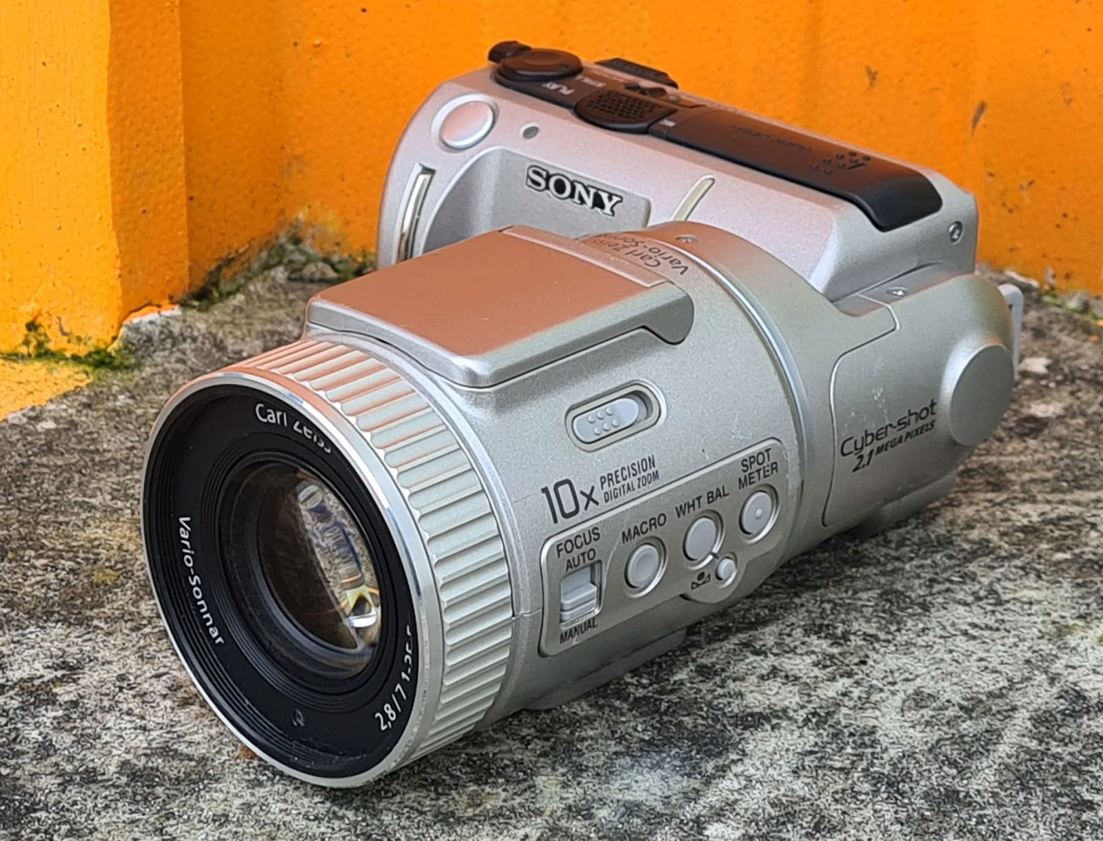 Sony's Cyber-Shot F505 Remains a Clever Camera 24 Years Later | PetaPixel