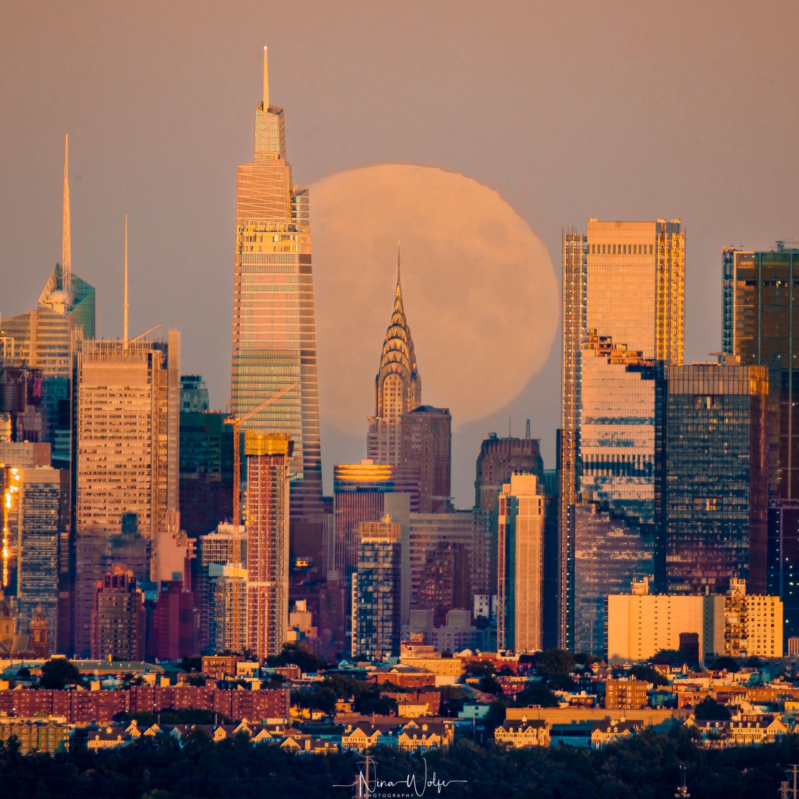 Photographer's Optical Illusion Photos Make the Moon Look Gigantic ...