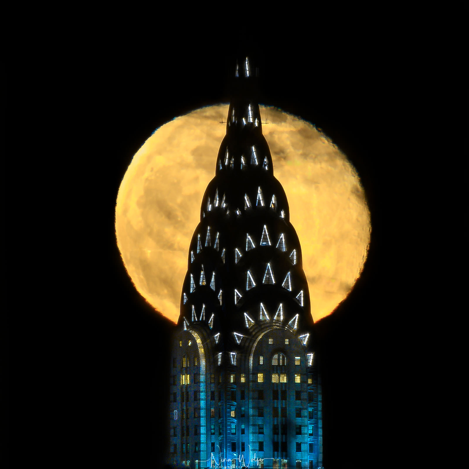 Photographer's Optical Illusion Photos Make the Moon Look Gigantic ...