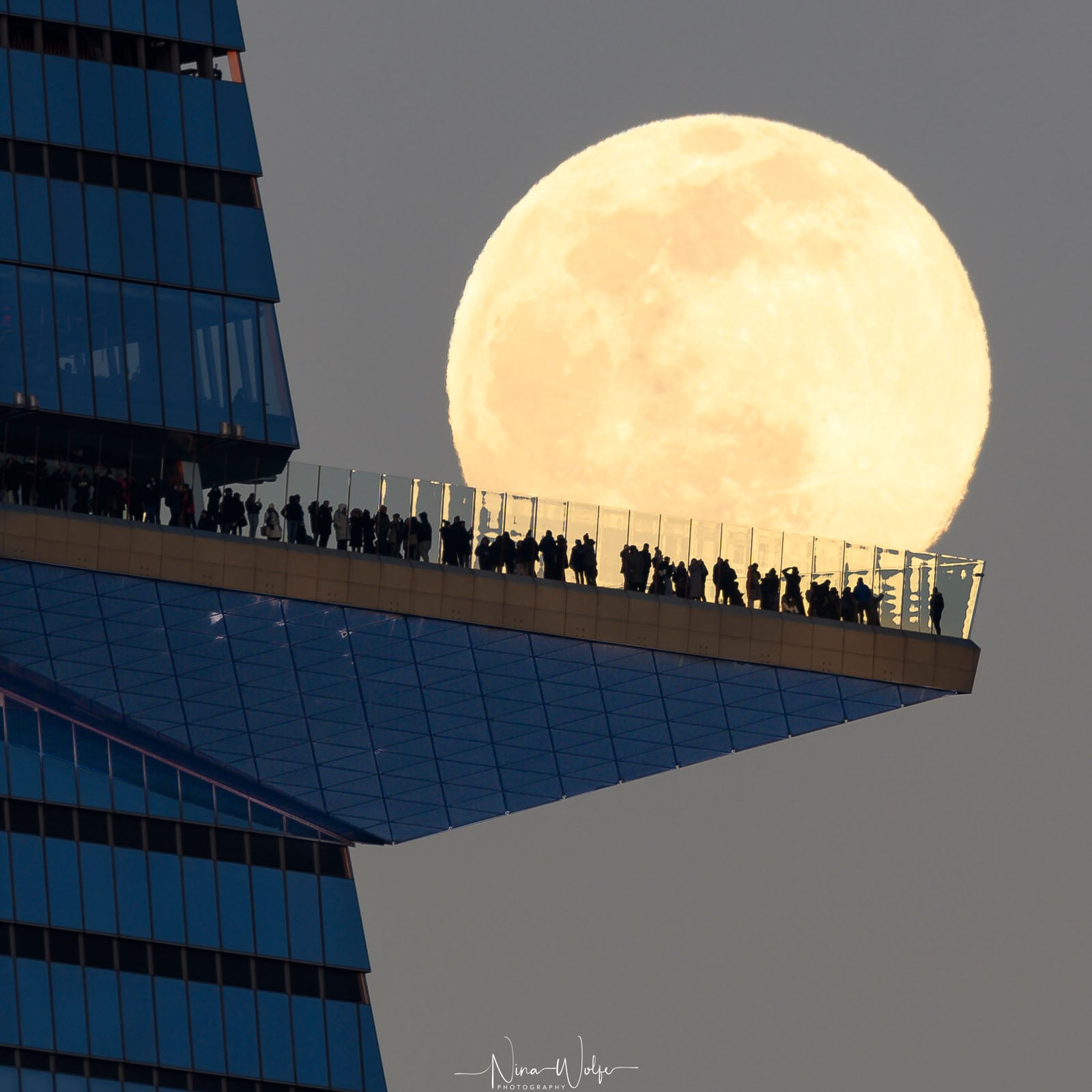 Photographer's Optical Illusion Photos Make the Moon Look Gigantic ...