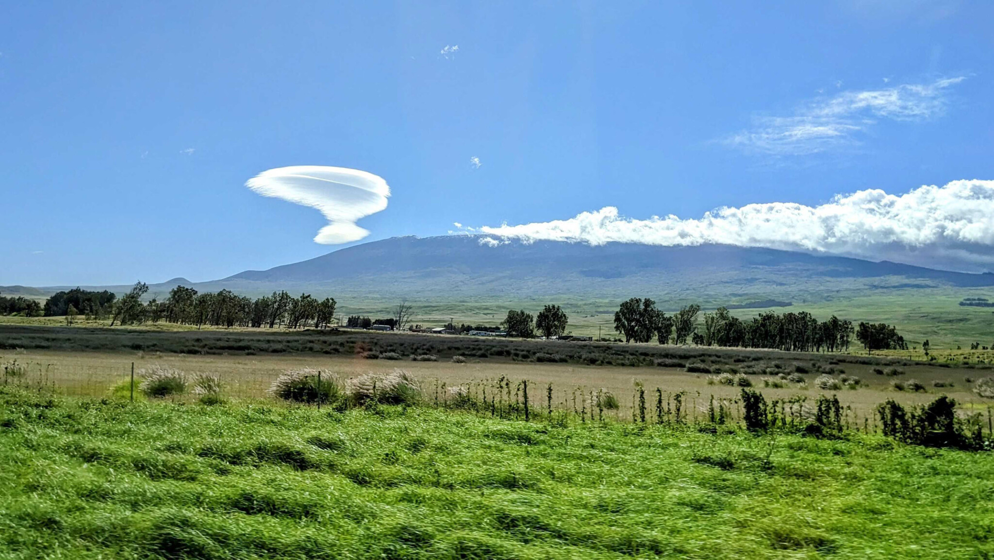 UFO-Shaped Clouds Photographed in Hawaii | PetaPixel