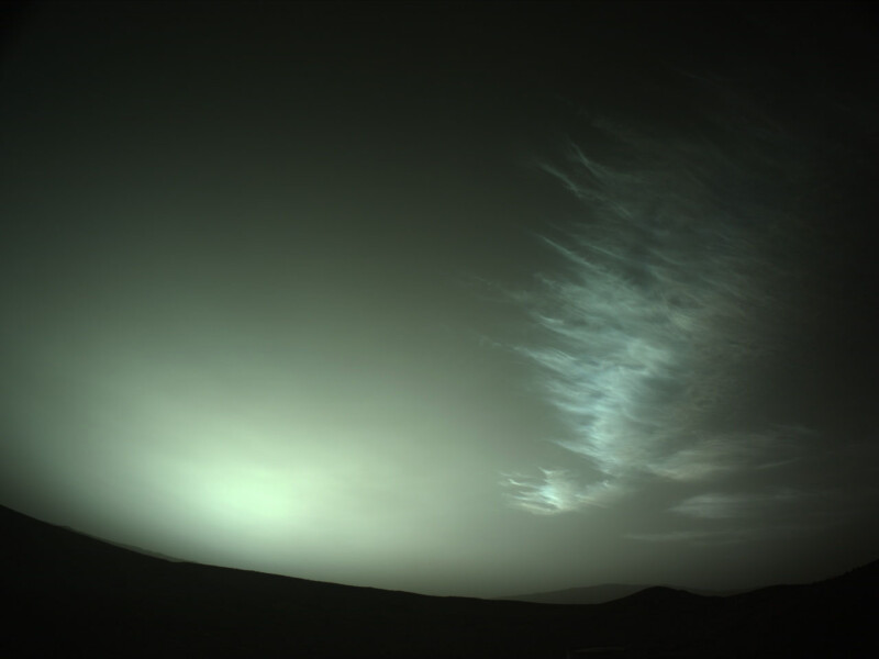 Beautiful and Rare High-Altitude Clouds Captured Shimmering over Mars ...
