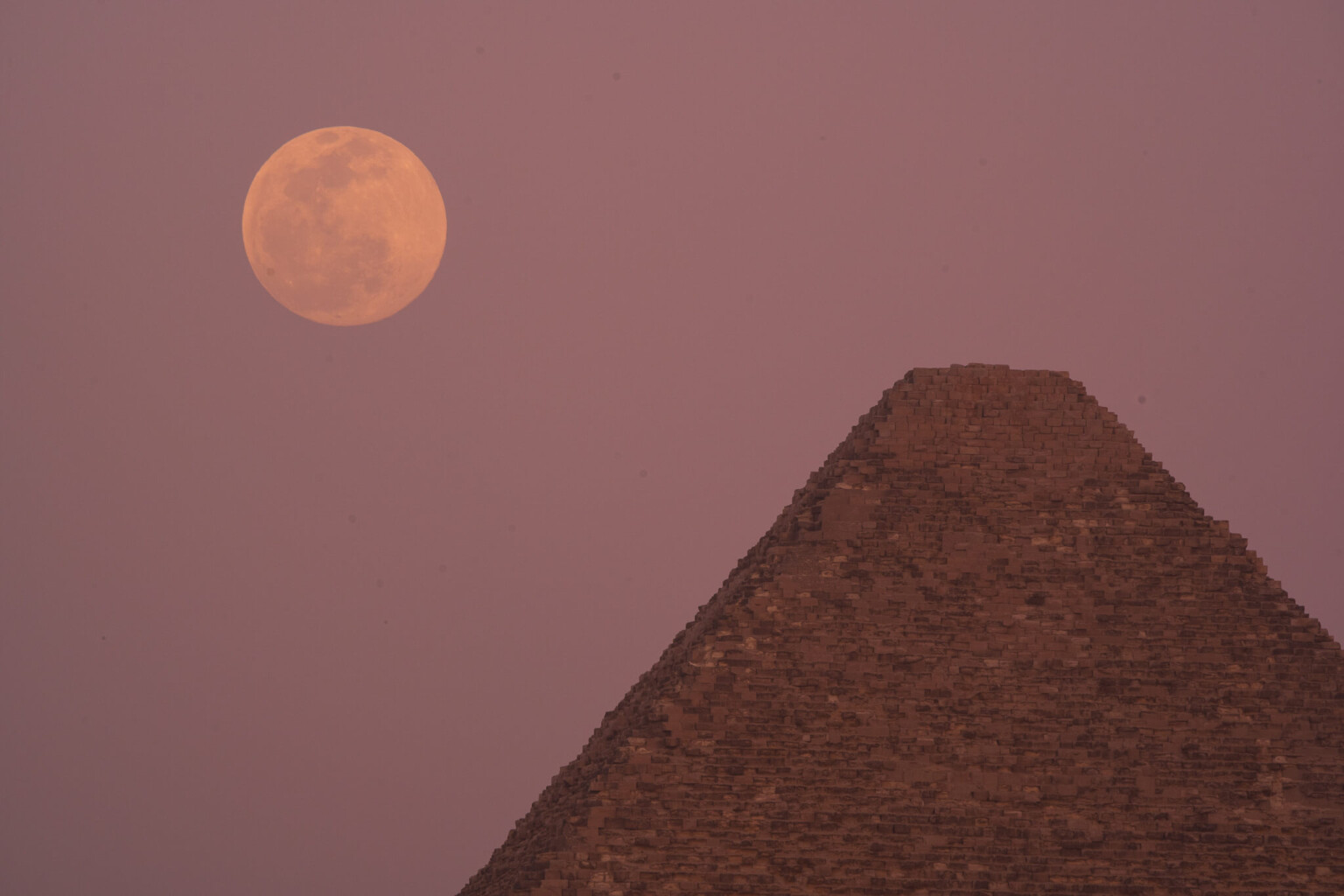 Photographer Lines Up Great Pyramid, Moon, and Airplane in One Epic ...