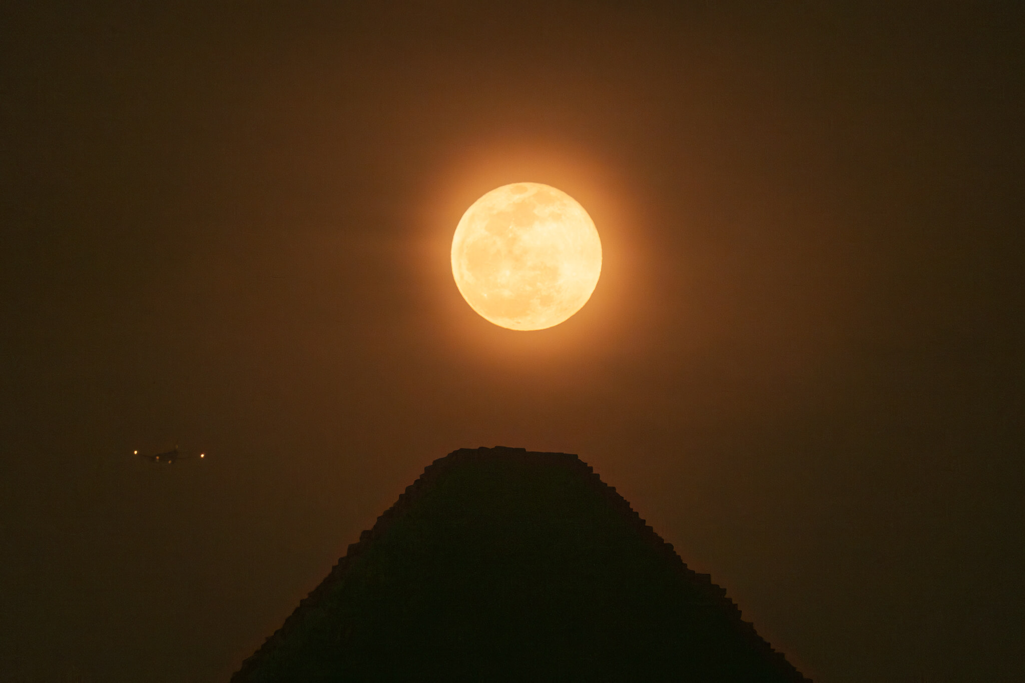 Photographer Lines Up Great Pyramid, Moon, and Airplane in One Epic ...