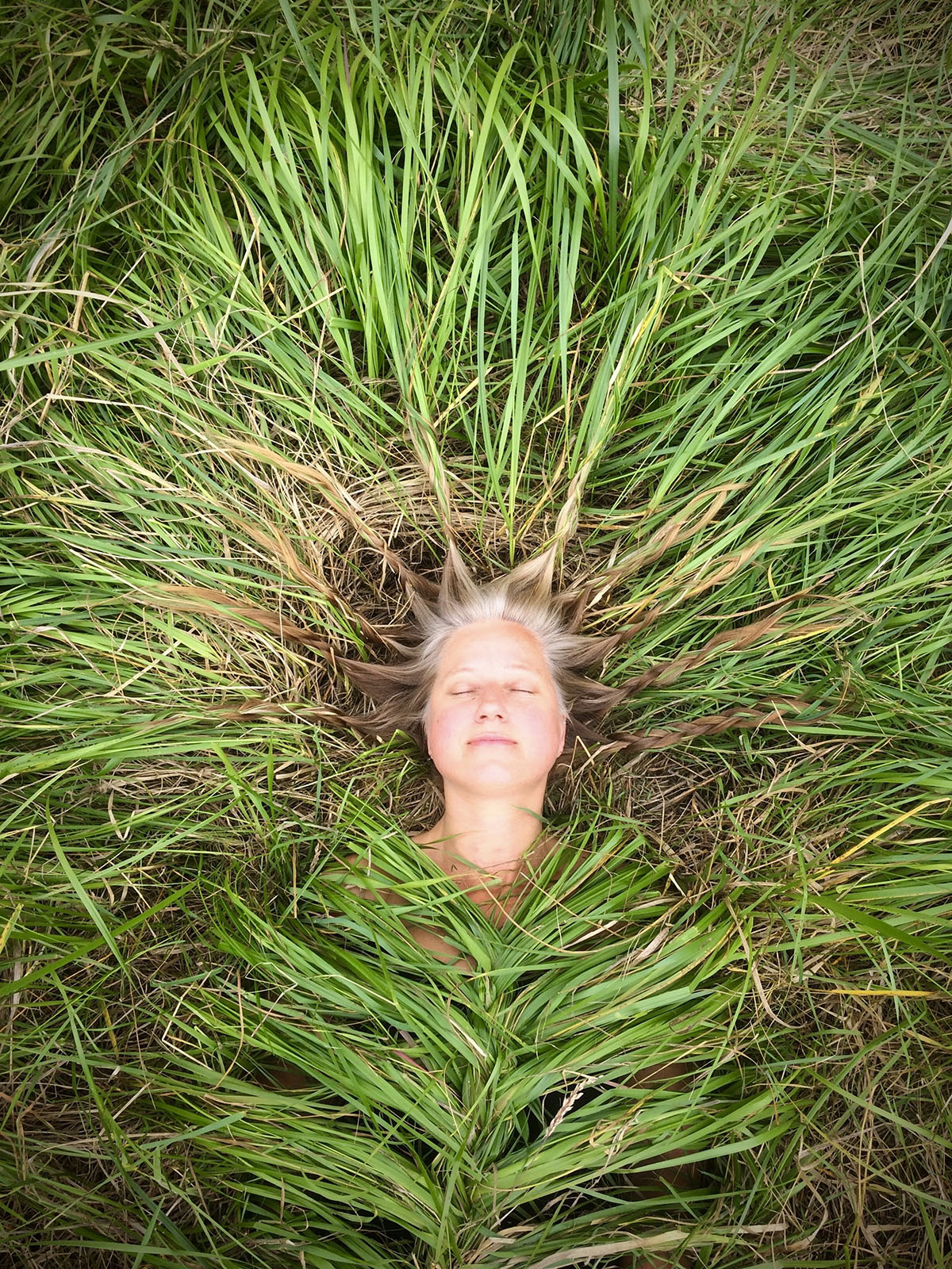 Photographer Weaves Her Models Into the Landscape for Stunning Images ...
