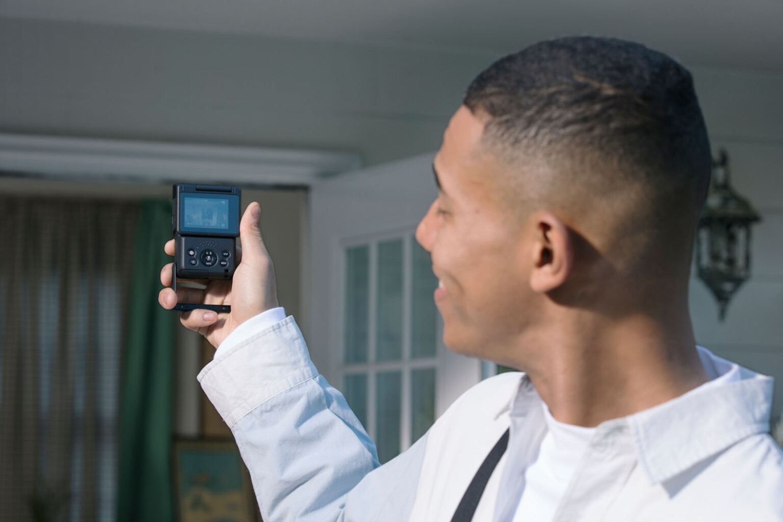 Canon's New PowerShot V10 Camera is Designed for Entry-Level Vlogging ...