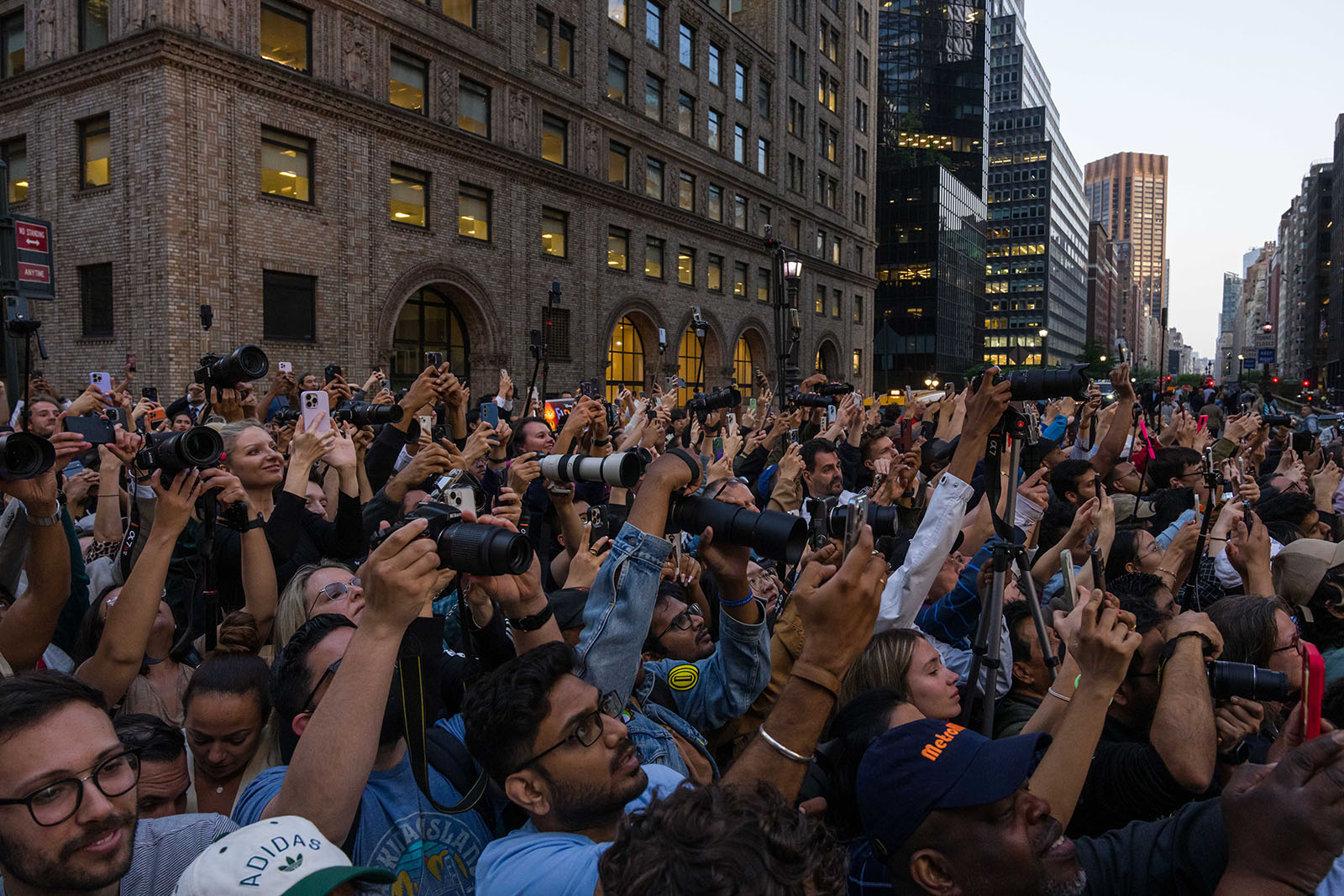 Thousands of Photographers Gather in New York for 'Manhattanhenge ...