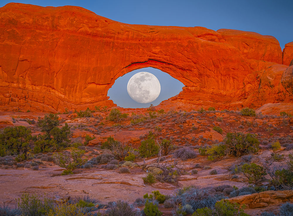 Image of Full Moon Through a Rock Formation Looks Like a Giant Eye ...