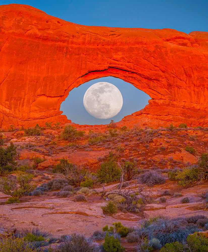 Image of Full Moon Through a Rock Formation Looks Like a Giant Eye ...