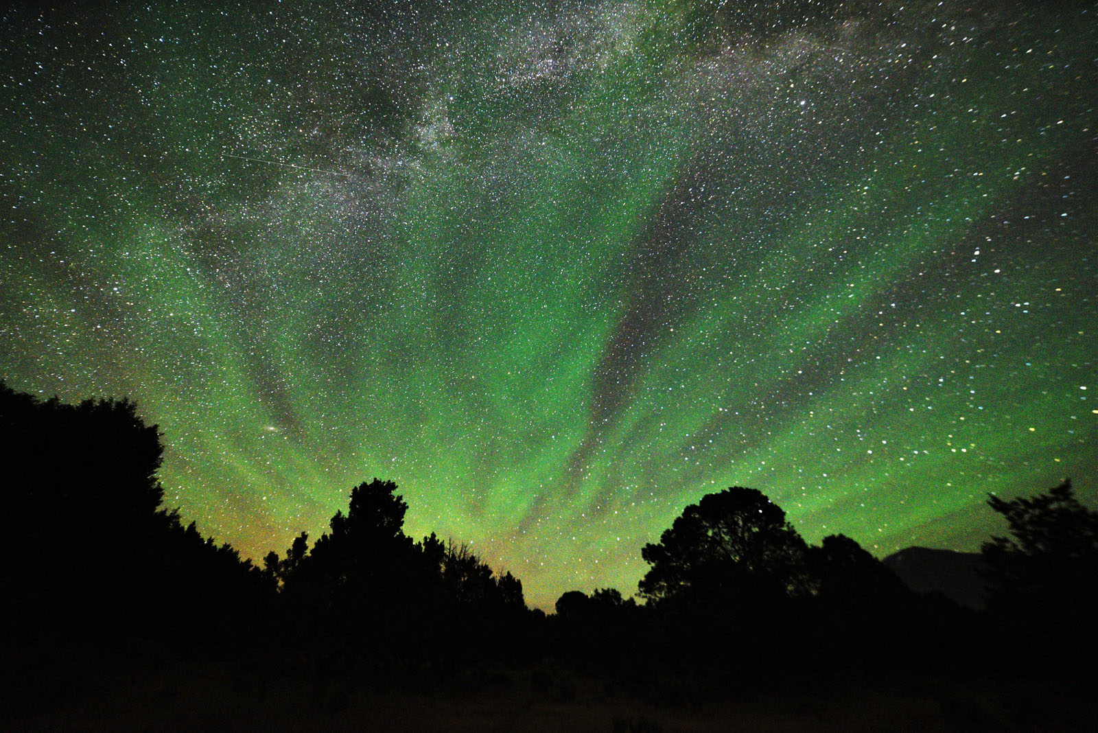 Photographer Captures Beautiful Aurora-Like 'Airglow' in the Night Sky ...