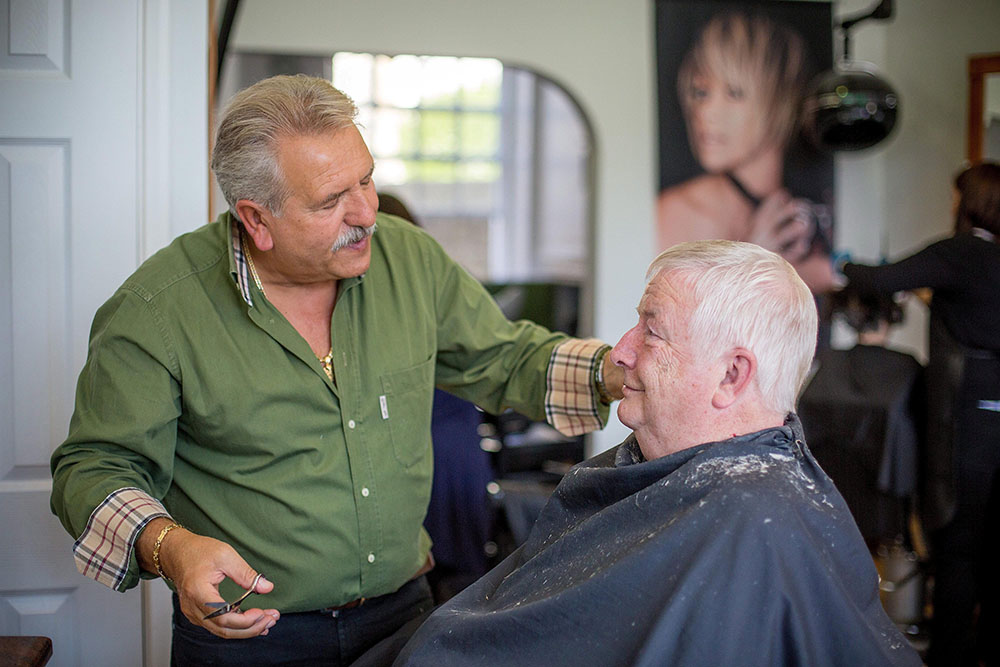Photographer Shoots Mirror Selfies With His Barber Over 50 Years ...